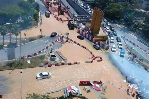 Breaking Water Pipe Bursts Nearby The Curve Causing Heavy Traffic