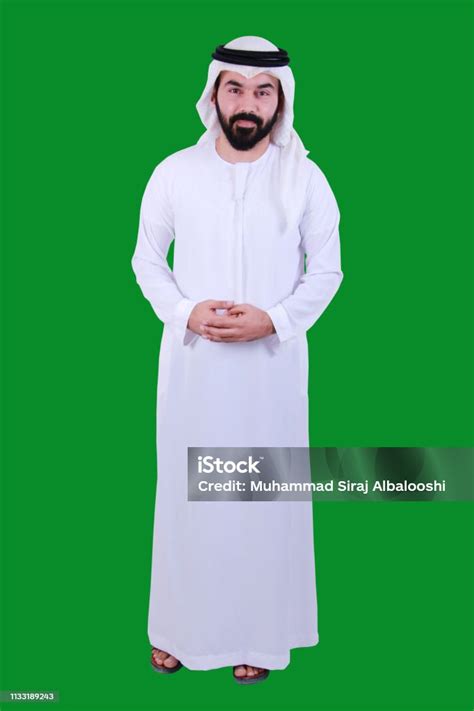 Uae 전통 복장을 입고 웃는 젊은 아랍 남자의 초상화 가득 찬에 대한 스톡 사진 및 기타 이미지 가득 찬 길이 남자 Istock