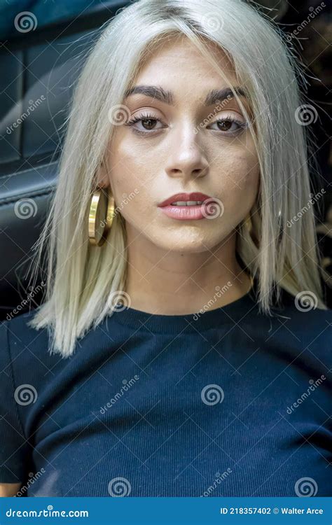 Una Encantadora Modelo Rubia Posa Al Aire Libre En Un Entorno De Gran