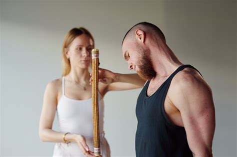 손톱에 서있는 연습 요가 스튜디오에서 Sadhu 보드에 서있는 동안 명상하는 두 사람 건강한 생활 방식에 대한 개념 건강한 생활