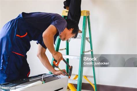 고객 집에 에어컨을 설치하는 기술자 에어컨 장치를 수리하는 젊은 수리공 유지 보수 및 수리 개념 30 34세에 대한 스톡 사진 및 기타 이미지 Istock