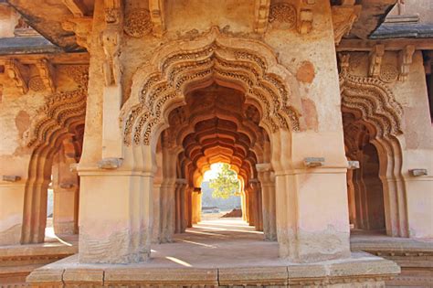 Hampi Karnataka 인도 로터스 Mahal 사원 아름 다운 조각 돌 아치와 일몰 고아 상태에서 인기 있는 관광
