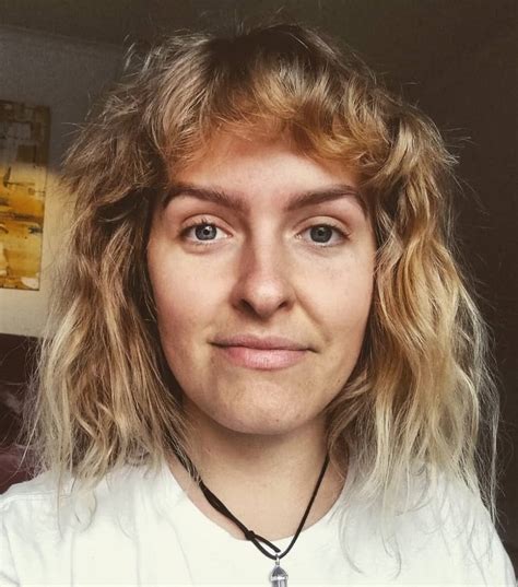 The 80s Mall Bangs Is Back How To Style This Iconic Hairstyle