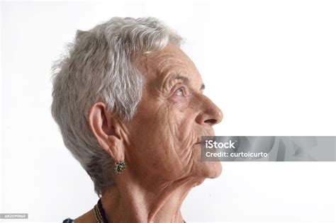 흰색에 노인 여성의 초상화 70 79세에 대한 스톡 사진 및 기타 이미지 70 79세 80 89세 검은색 Istock