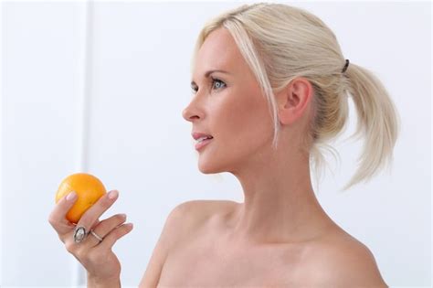 Nettes Blondes Mädchen Mit Blauen Augen Kostenlose Foto