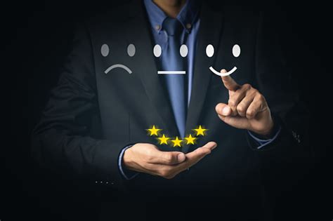 고객 서비스 및 만족도 컨셉 사업가는 우수한 평가 리뷰로 서비스 만족도와 피드백을 얻기 위해 행복한 웃는 아이콘의 가상 화면을 터치합니다 5에 대한 스톡 사진 및 기타