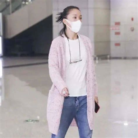 不化妆的周迅太暴露年纪了，一身休闲走机场，终于相信她45岁了女性岁月穿法
