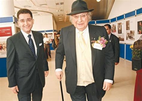 赌王堂弟出殡：不见旧情人 十姑娘” 私生子送花牌