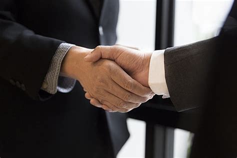 창 비즈니스 팀워크 옆에 악수하는 양복을 입은 두 사업가 사진 배경 및 무료 다운로드를위한 그림 Pngtree