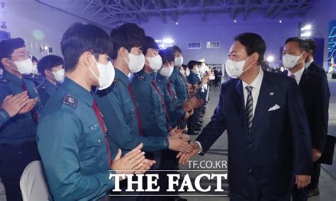 尹 대통령 명절 근무 경찰관·소방관 만나 격려 정치 기사 더팩트