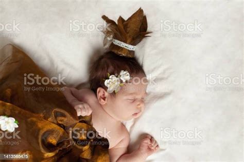 복사 공간이있는 흰색 배경에 쾌활한 사랑스러운 신생아 소녀 공주 1개월에 대한 스톡 사진 및 기타 이미지 1개월 개념