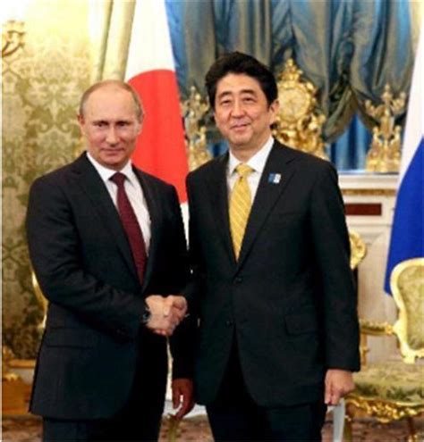 看完安倍與奧巴馬握手，再看看安倍與普京握手，畫風天壤之別！ 每日頭條