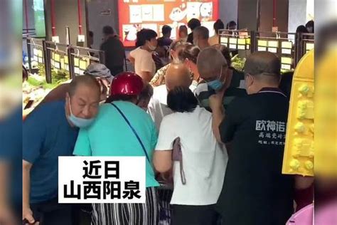 女儿陪妈妈去超市买菜，买菜高峰现场哄抢，妈妈好像个局外人 妈妈 局外人 高峰
