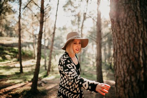 Mujer Tomando Un Paseo En Medio De Un Bosque De Pinos Y Llegar A Un