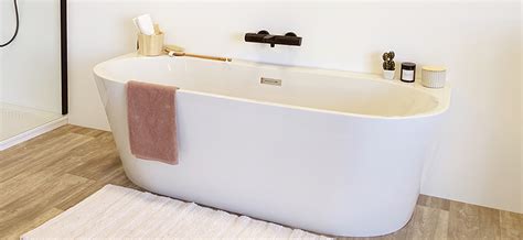 Pourquoi choisir une baignoire semi îlot pour sa petite salle de bains