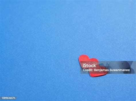 파란색 종이 배경에 두 개의 빨간 하트 텍스트를 넣을 수있는 공간 디자인개념이 있습니다 닫고 공간을 복사합니다 0명에 대한 스톡 사진 및 기타 이미지 Istock