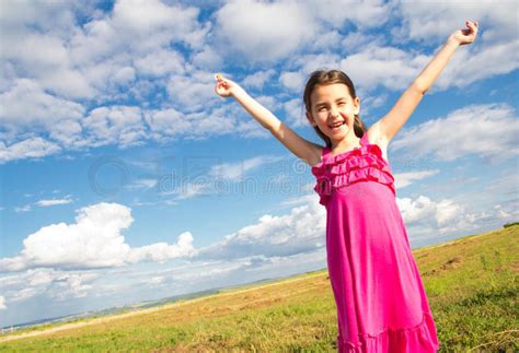 白天高清图片 阳光下的微笑女孩 阳光下的微笑女孩图片免费下载 5123054462 千图网pro