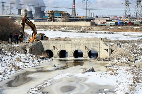 Хан Уул дүүргийн 3 р хороонд зөвшөөрөлгүй барьсан гүүрийг буулгажээ