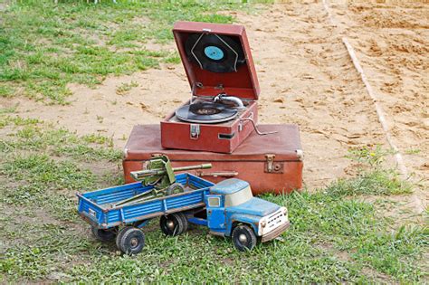 푸스키노의 축제 레트로서머에서 벼룩 시장에서 대전차 총을 장착한 빈티지 축음기 여행가방 장난감 트럭 구소련에 대한 스톡 사진 및 기타 이미지 Istock