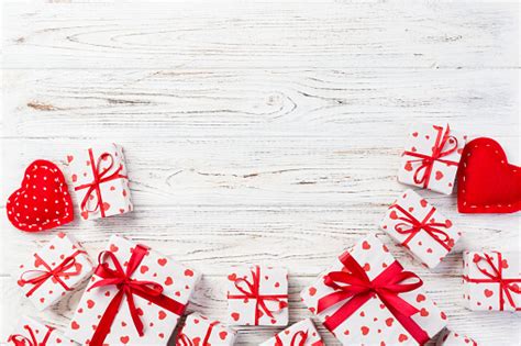 발렌타인 데이 또는 다른 휴일 수 제 종이에으로 현재 휴가 래퍼에 빨간 하트와 선물 상자 디자인을 위한 복사 공간 흰색 나무 테이블 상단 보기 빈 공간에 선물 상자를 제시