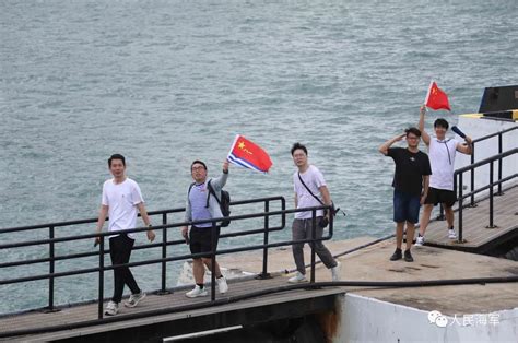 海军湛江舰组织舰艇开放日和甲板招待会