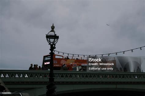 런던의 빅 벤 근처의 웨스트 민스터 다리에있는 시그니처 레드 관광 버스 Central London에 대한 스톡 사진 및 기타