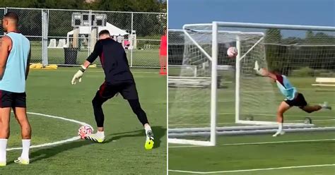 Te la clavé en el ángulo el sorprendente golazo de tiro libre de Dibu Martínez en el