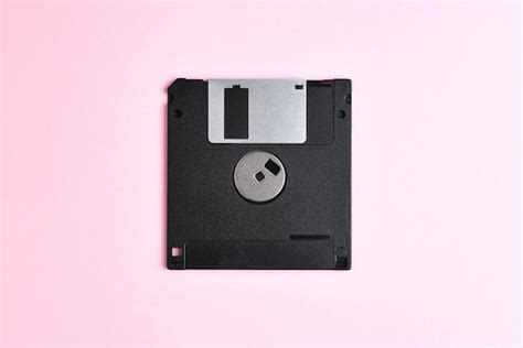 노란색 바탕에 플로피 디스크입니다 레트로 컴퓨터 디스켓 프리미엄 사진