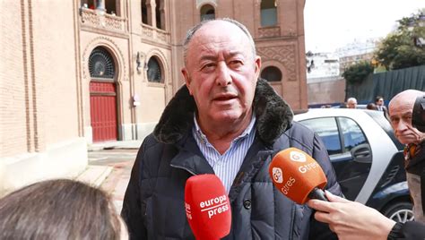 Luis Miguel Rodríguez Ex De Ágatha Ruiz De La Prada Se Suma A Isabel