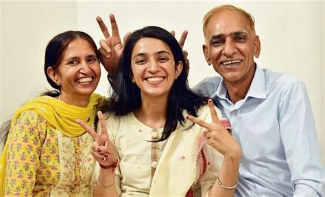 होनहार Ias Ips अफसर की खूबसूरत जोड़ी एक ने छोड़ी थी 22 लाख की नौकरी