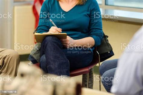 알아볼 수 없는 여성 상담사가 그룹 치료 중에 메모를 합니다 45 49세에 대한 스톡 사진 및 기타 이미지 45 49세 Veterans Of Foreign Wars