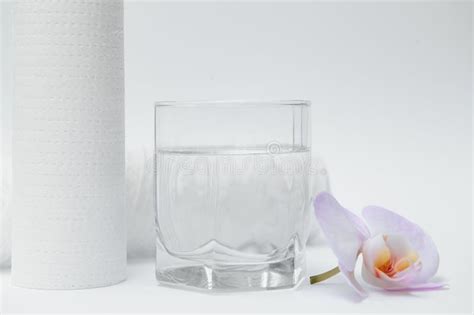 Un Vaso De Agua De Bebida Y Cartuchos De Filtro Con Fondo Blanco Foto