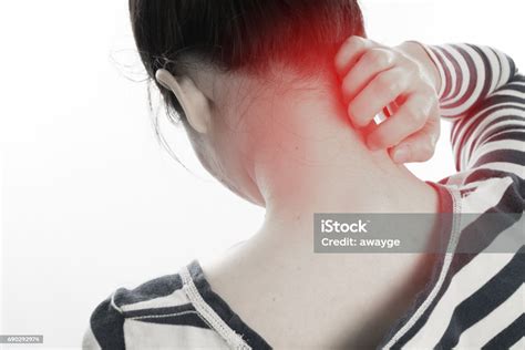 고립 된 흰색 배경에 목을 긁는 여자 헬스케어 라이프 스타일의 개념 뒷 바디에서 보기 개념과 주제에 대한 스톡 사진 및 기타