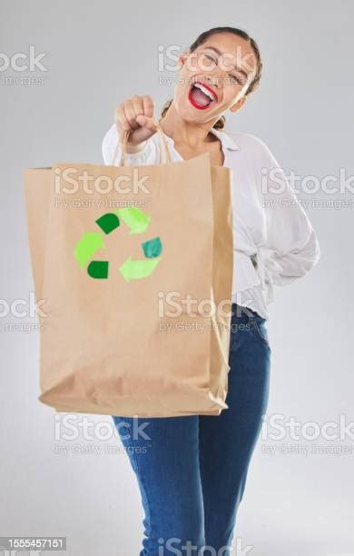 재활용 환경 가방 탄소 발자국 지속 가능성을 가진 행복한 여성이 하얀 배경에 쇼핑을 하고 있다 환경 소매 및 친환경 스튜디오에서