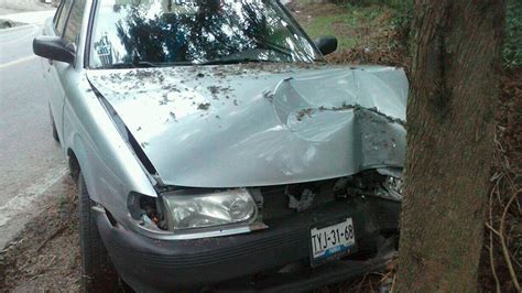 Choca Contra Un árbol Y Sale Ileso Sbc