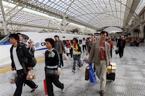 青岛铁路迎来返程客流高峰