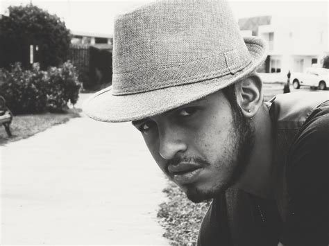 รูปภาพ ชาย ดำและขาว หมวก เสื้อผ้า Fedora ถ่ายภาพขาวดำ ผมใบหน้า