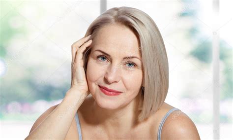Feliz Hermosa Mujer Rubia De Mediana Edad Muestra Su Rostro Perfectamente Cuidado Y Sentado