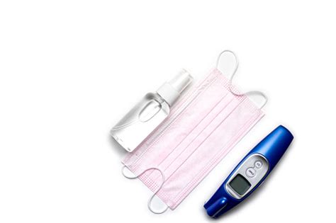 보호 코비드 의료 호흡보호구 붕대 얼굴 소독제 젤 전자 온도계 및 실험실 장갑 흰색 배경에 바이러스 보호 장비 위험한 중국