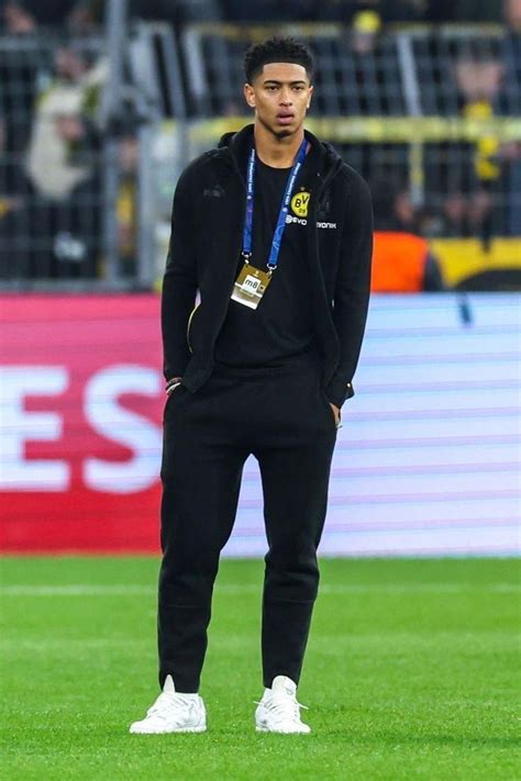 Pin de 불명 em Bellingha Jogadores de futebol Jogadores de