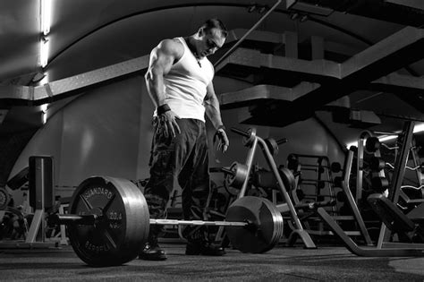 Premium Photo Bodybuilder Preparing Mentally Before Lift Heavy Weights