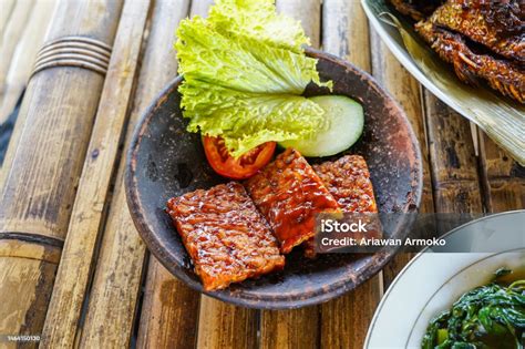 토기 절구에 빨간 바베큐 소스 야채 칠리 소스를 곁들인 구운 템페 또는 튀긴 템페 0명에 대한 스톡 사진 및 기타 이미지 0명 건강한 생활방식 건강한 식생활 Istock