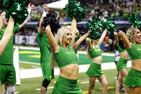Stunning Oregon Cheerleader Is Very Ready For Football Season The Spun