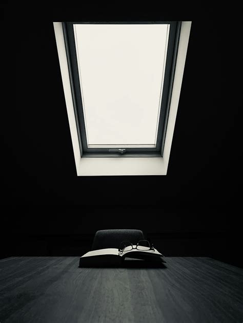 Livre Noir Et Blanc Sur Table Photo Photo Blanche Gratuite Sur Unsplash