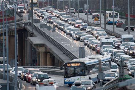 Zakaz sprzedaży aut spalinowych do likwidacji Partie obiecują