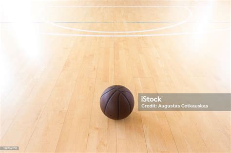 자연 조명이있는 나무 코트 바닥에 농구 수평 스포츠 테마 포스터 인사말 카드 Championship에 대한 스톡 사진 및 기타