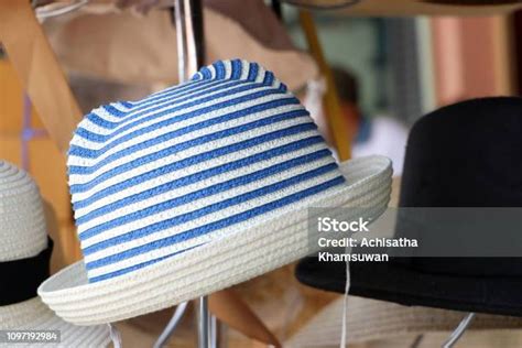 판매를 위한 모자 걸이에 걸려 하는 파란색과 흰색 색상의 가로 줄무늬에 모자를 짜 다 갈색에 대한 스톡 사진 및 기타 이미지 갈색 개인 장식품 공예 Istock