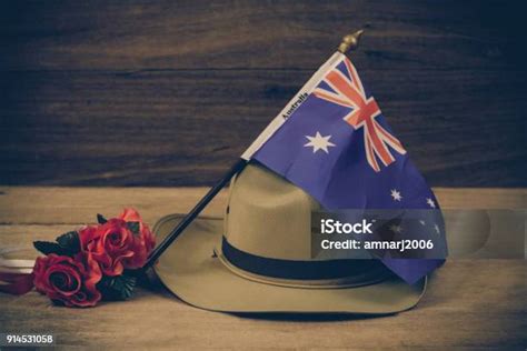 빈티지에 호주 국기와 함께 Anzac 육군 모자 모자 4월에 대한 스톡 사진 및 기타 이미지 4월 Anzac Day