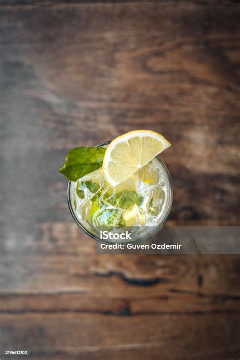 잔에 신선한 민트 라임 조각 얼음 조각을 곁들인 태국식 레모네이드 소박한 나무 테이블의 평면도 여름 음료 사진 촬영 및 메뉴 디자인을 위한 상쾌한 열대 음료 0명에 대한
