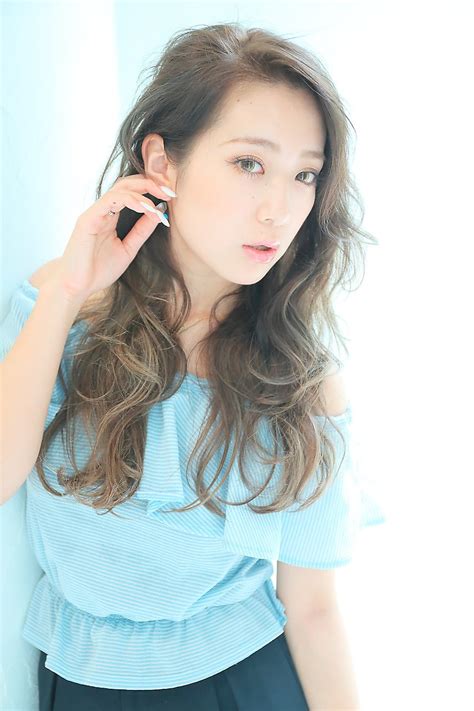 大人女性のロングヘアはこう攻める♡潤ツヤ感がちょっぴりおフェロなロングヘアカタログ｜ホットペッパービューティーマガジン